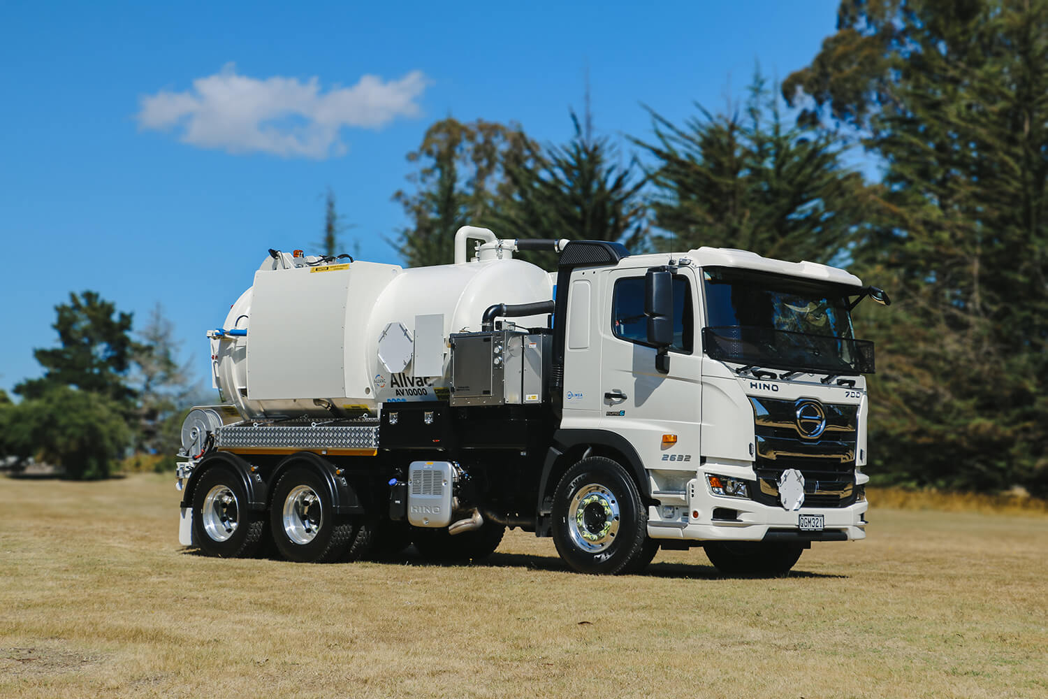 Allvac® AV10000 Full Door Vacuum Tanker on Hino 6x4 | Waimea Group NZ Ltd