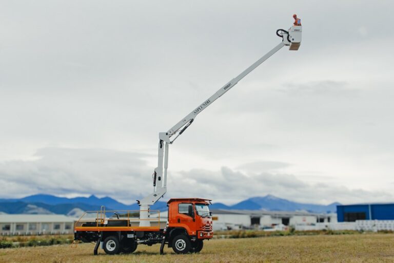 Versalift VST5000 on Isuzu FTS800 Truck | Waimea Group NZ Ltd